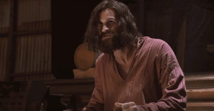 "Charlie Says": Erste Bilder von Matt Smith als Charles Manson