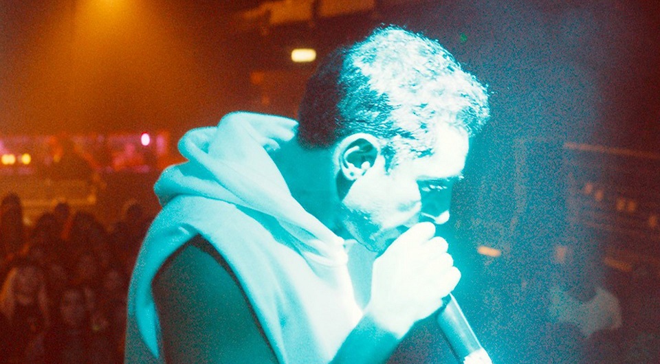 "Mogul Mowgli": Riz Ahmed als schwerkranker Rapper im Trailer zum ...