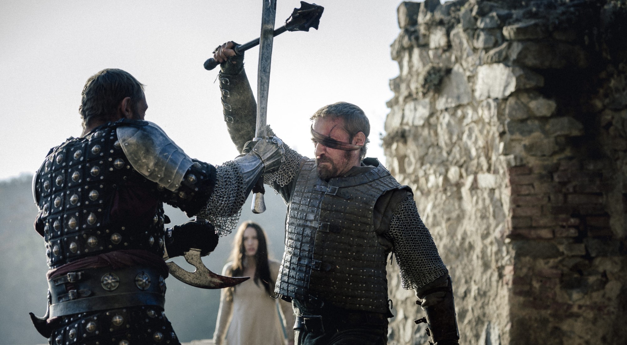 Blutige Mittelalter-Action im Red-Band-Trailer zu "Medieval" mit Ben ...