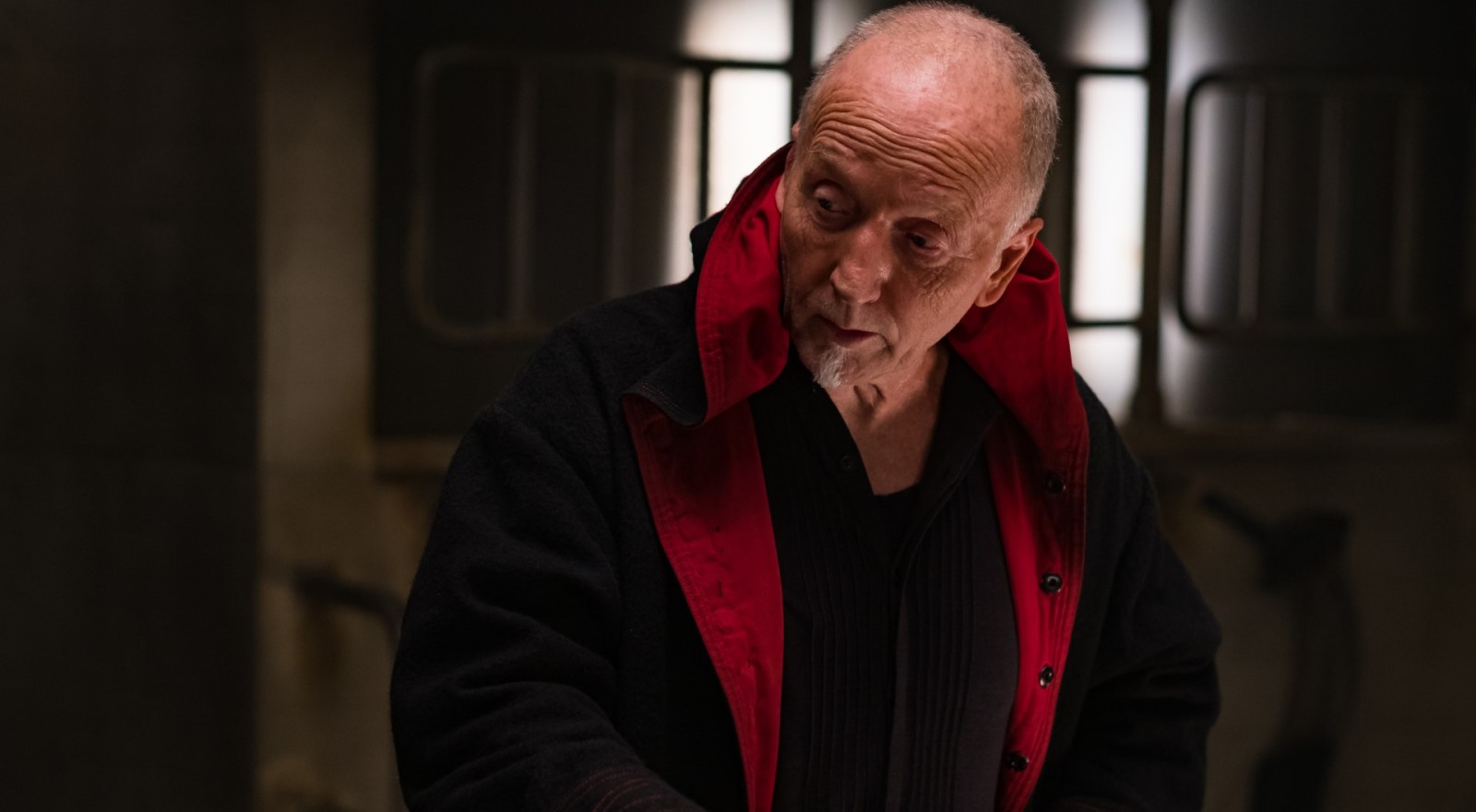 Jigsaw ist zurück! Erstes Foto von Tobin Bell am Set von "Saw 10"