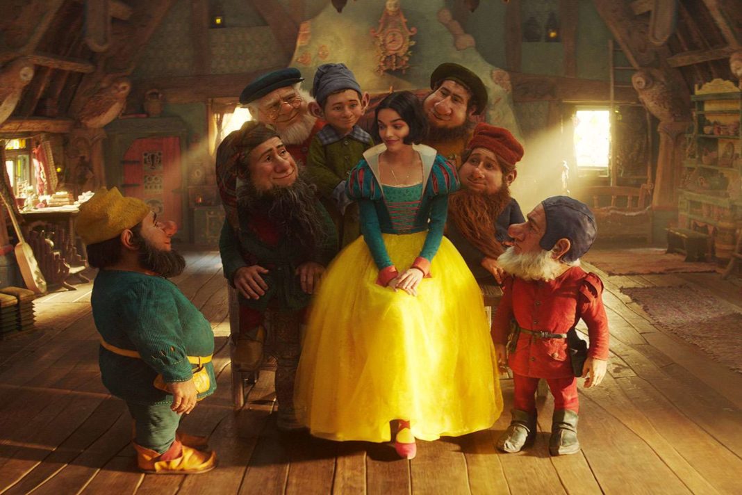 "Snow White": Erstes Foto von Schneewittchen und den sieben Zwergen aus ...