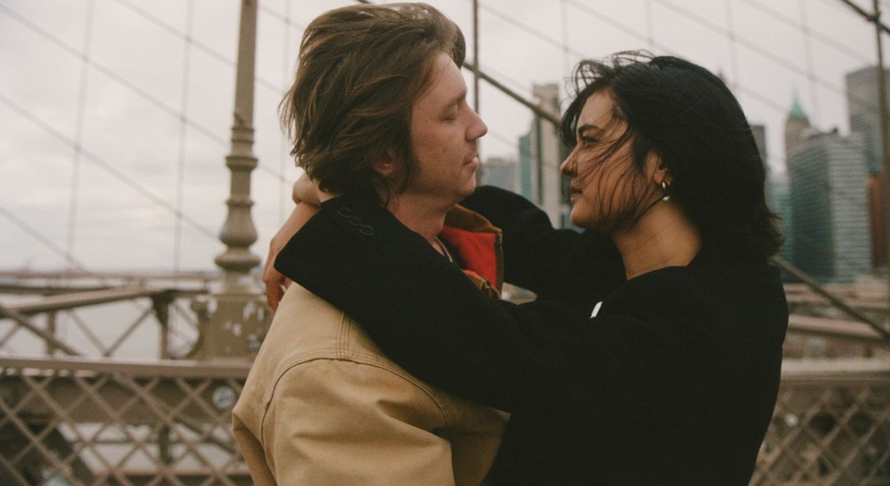 "Parachute": Trailer zu Brittany Snows Regiedebüt mit namhaftem Cast