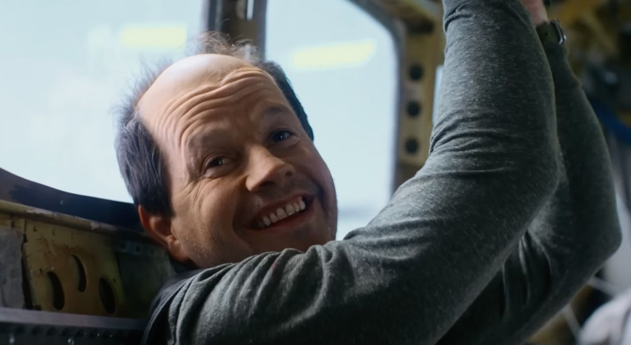 Mark Wahlberg spielt einen Schurken mit Halbglatze im Trailer zu Mel Gibsons Thriller "Flight Risk"