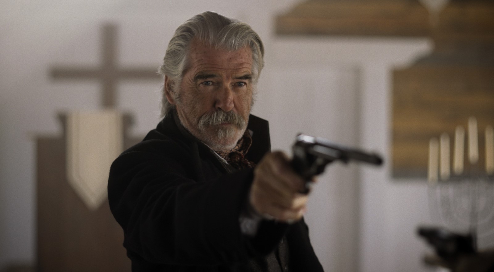 "The Unholy Trinity": Trailer zum Western mit Pierce Brosnan, Samuel L. Jackson und Veronica Ferres