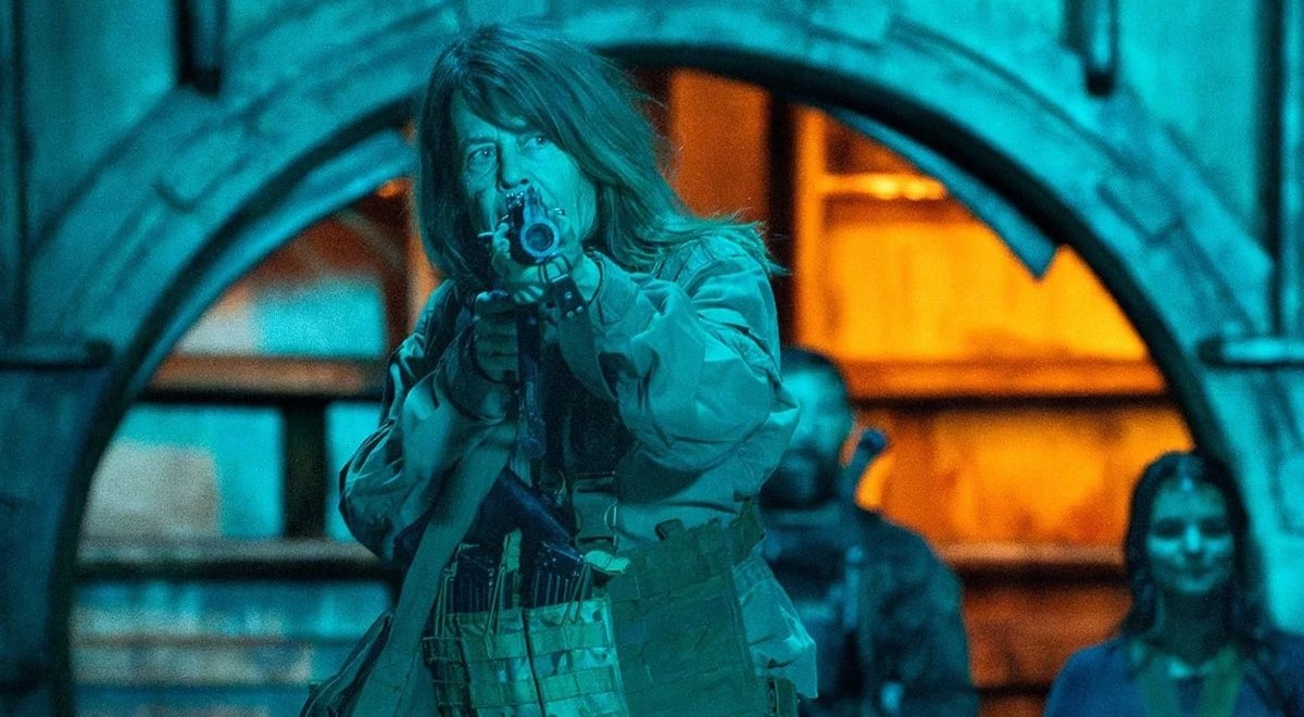 Linda Hamilton führt im Trailer zu "Osiris" Soldaten gegen blutrünstige ...